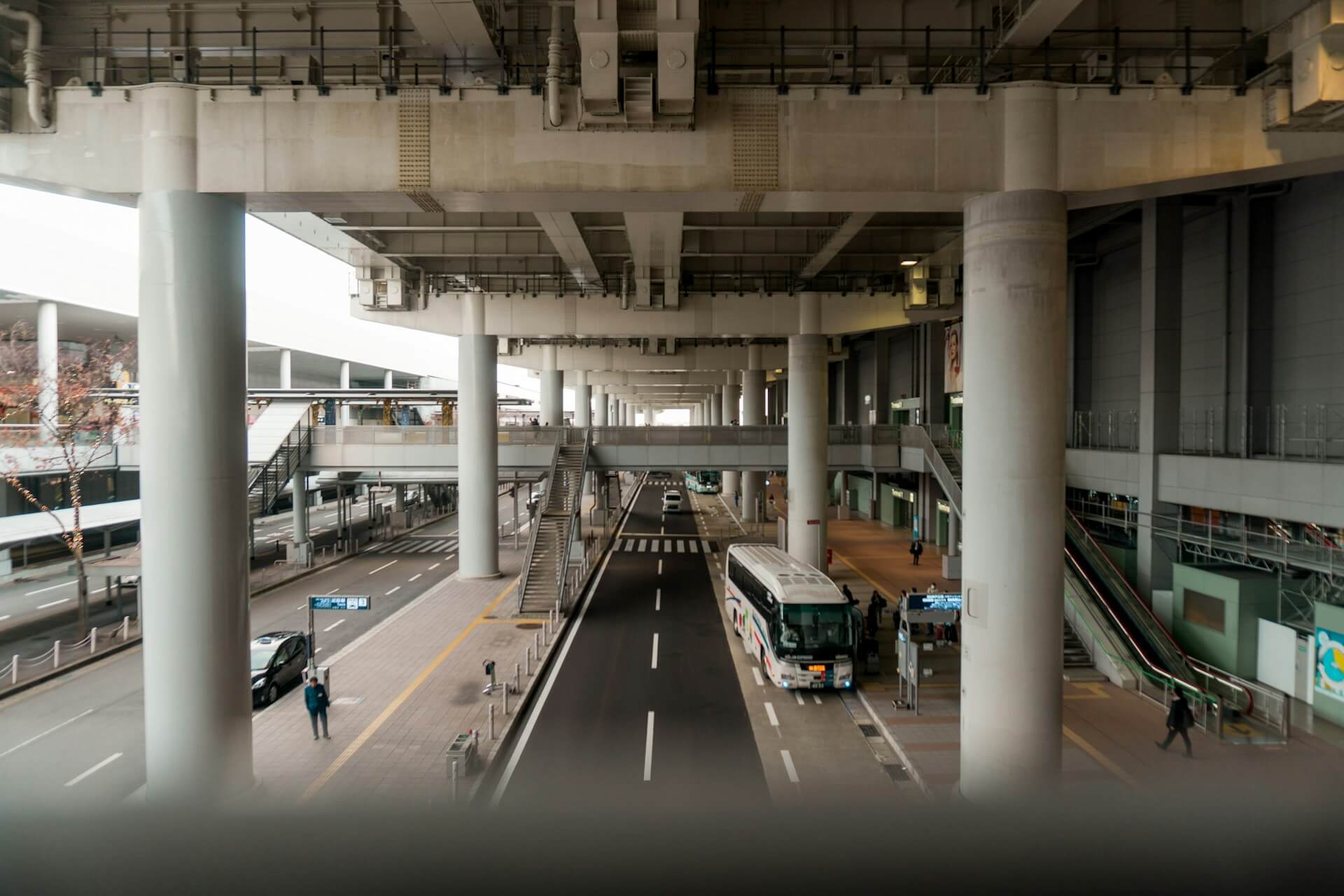 【2025年最新】関西国際空港からUSJへの行き方3選！リムジンバス・電車などの最安・最速アクセス方法 | NEWT（ニュート）